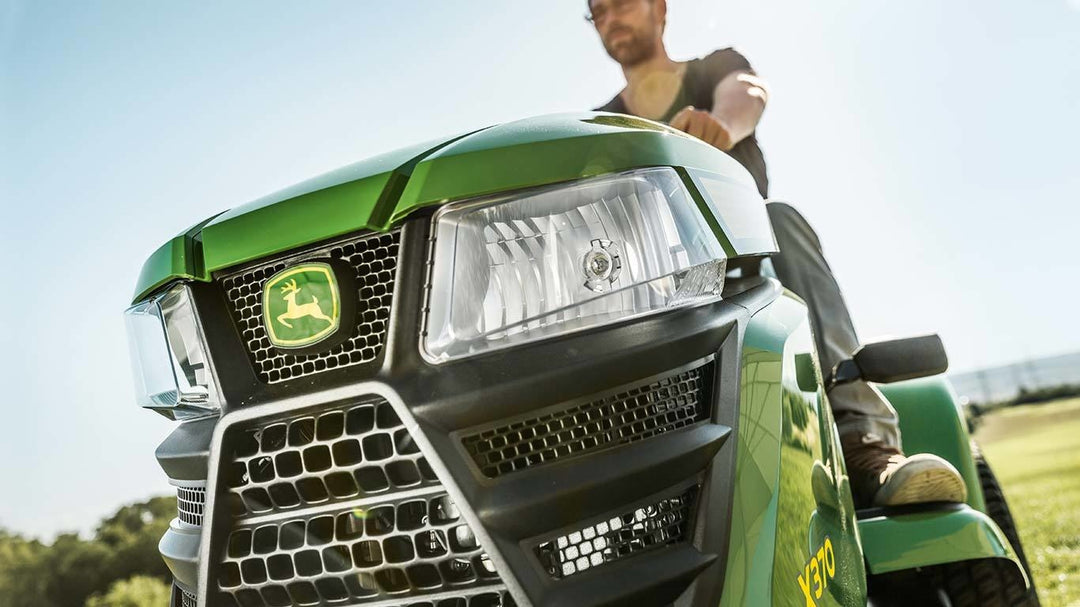 John Deere X370 Benzine Zitmaaier met mulchmaaidek (107cm) – Kraakman ...